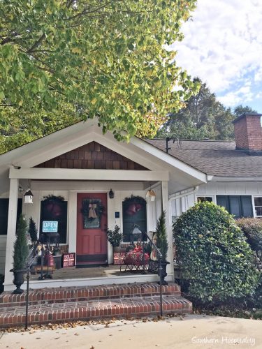 Browsing White Rabbit Cottage - Southern Hospitality