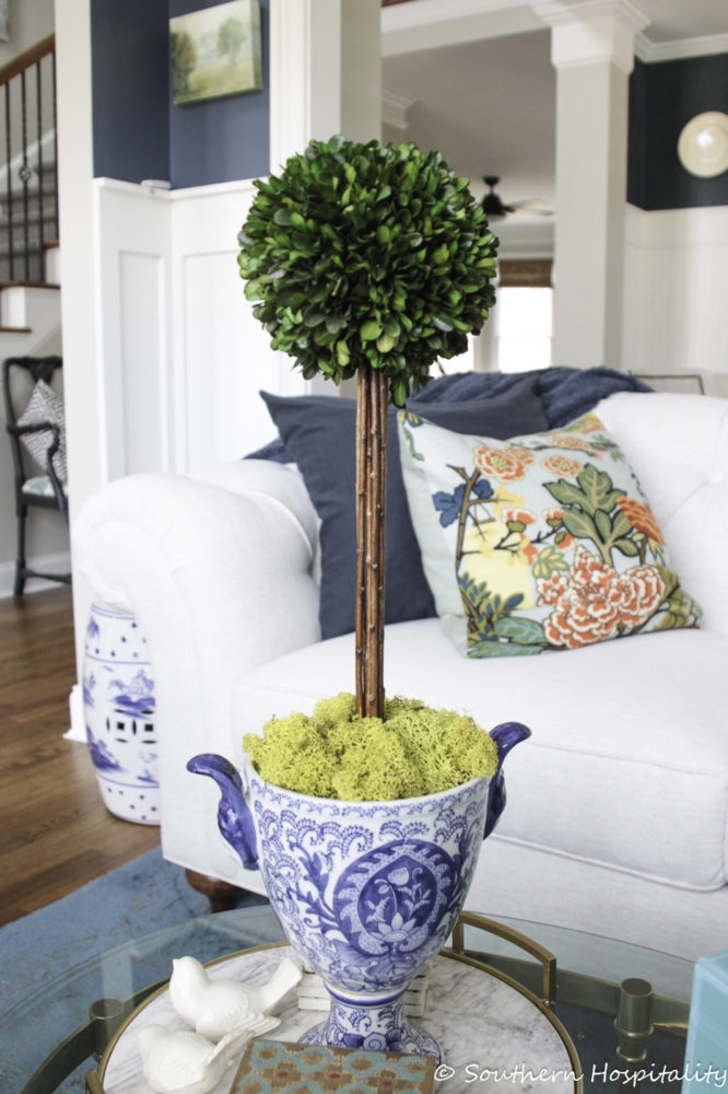 Spring Tour of Living Room and Foyer - Southern Hospitality